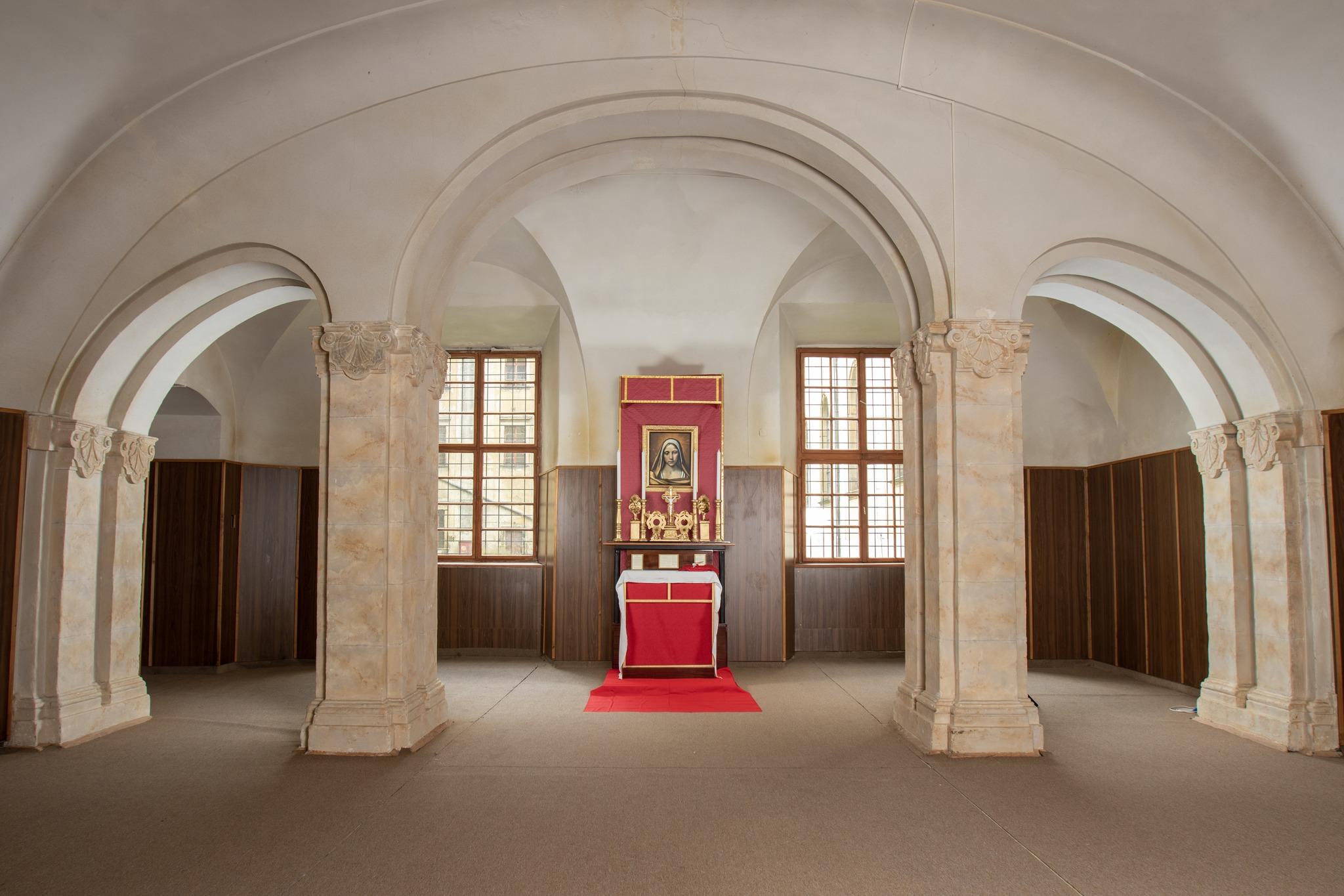 Olomoucká kaple Sodality má nový oltář s obrazem, který vytvořila umělá ...